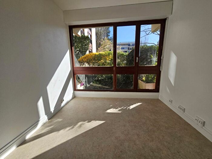 Appartement à louer - Le Chesnay, Tartre - 1 pièce