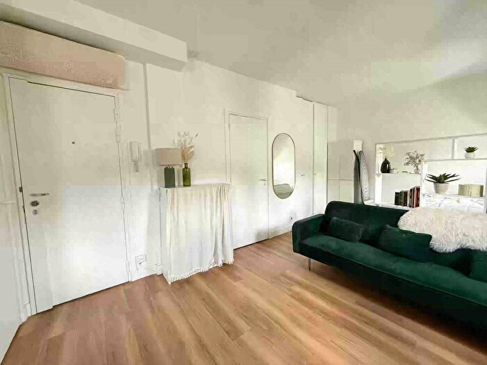 Triangle dOr, Paris 8ème arrondissement : Appartement 1 pièce à louer