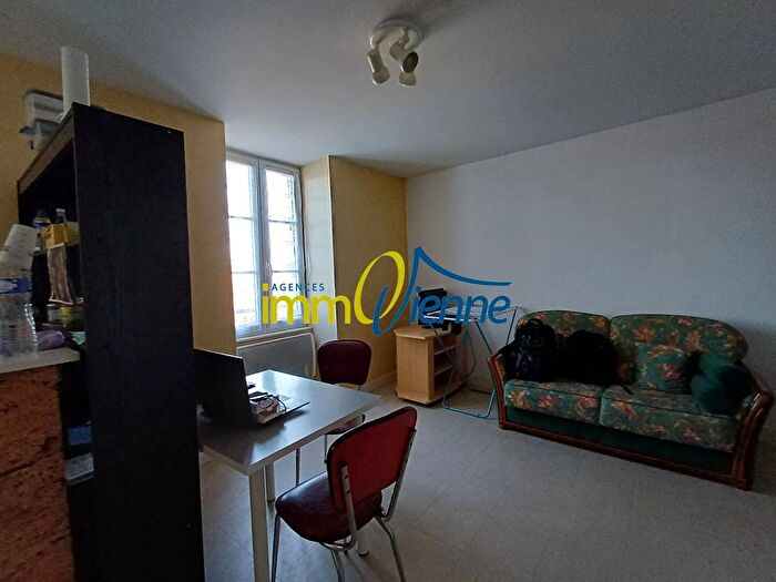 Appartement 1 pièce à louer à Lussac-les-Châteaux