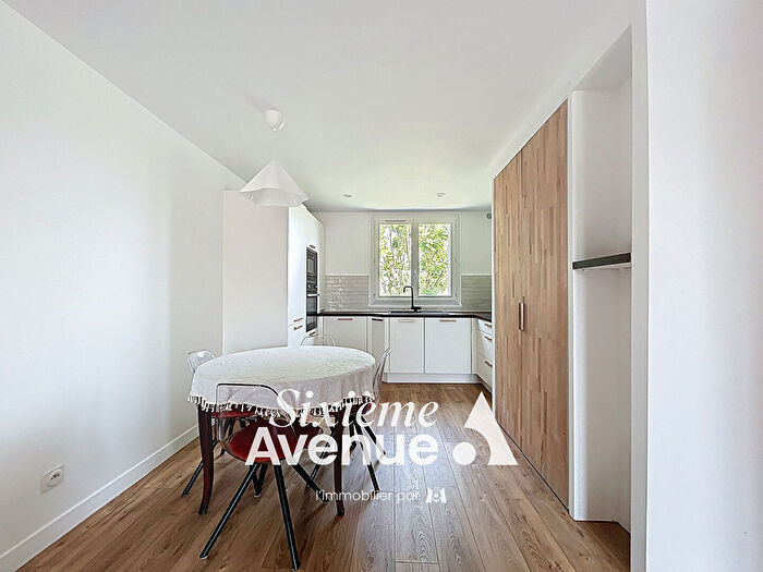Décines-Charpieu, Centre-ville : Appartement 3 pièces à louer