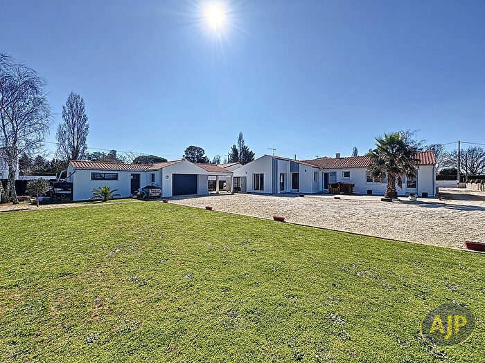 Maison à vendre - Challans, Route de Cholet, Route de la Roche-sur-Yon - 6 pièces - 4 chambres