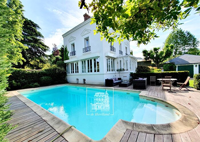 Maison à louer - Rueil-Malmaison - 9 pièces - 6 chambres