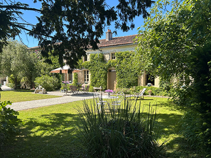 Saint-Pierre-de-Juillers : Maison 4 pièces à vendre