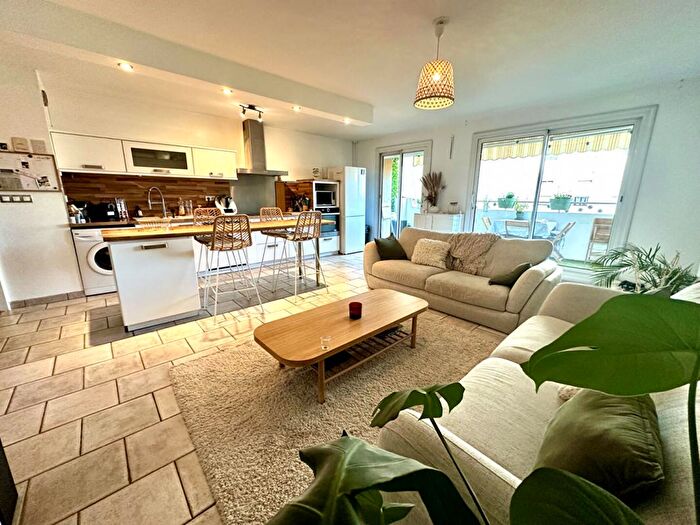 Appartement à vendre - Vitrolles, Centre-ville, Roucas, Les Pins, Le Liourat - 4 pièces - 3 chambres