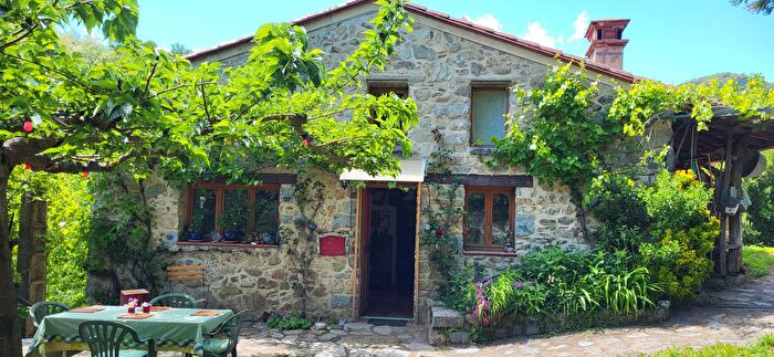 Maison à vendre - Saint-Laurent-de-Cerdans - 12 pièces - 7 chambres