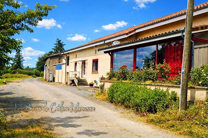 Maison 7 pièces à vendre à Saint-Saud-Lacoussière