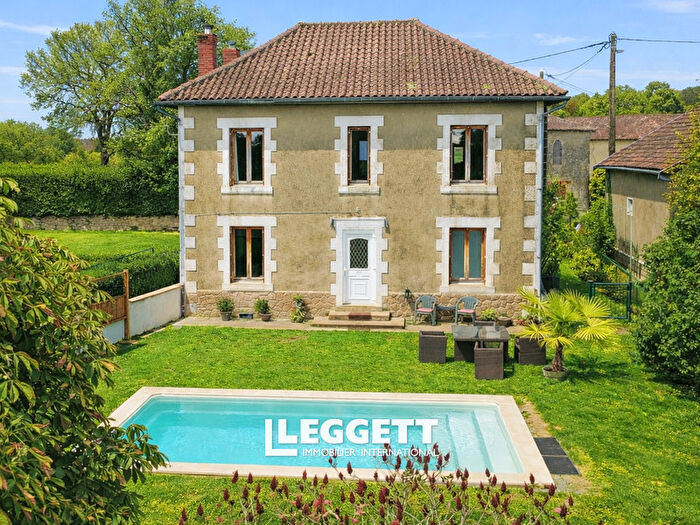 Maison à vendre - Pleuville - 6 pièces - 4 chambres