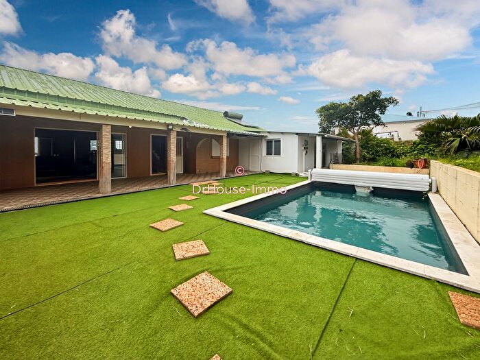 Maison à louer - Le Tampon, Trois Mares-les Hauts - 6 pièces - 4 chambres