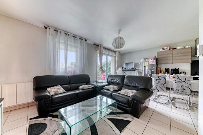 Appartement à vendre - Saint-Priest, Village - 4 pièces - 3 chambres