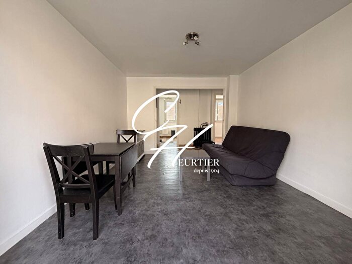 Appartement à louer - Aristide-Briand, Fontaine - 3 pièces - 2 chambres