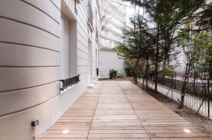 Appartement à louer - Chaillot, Paris ème arrondissement - 5 pièces - 3 chambres