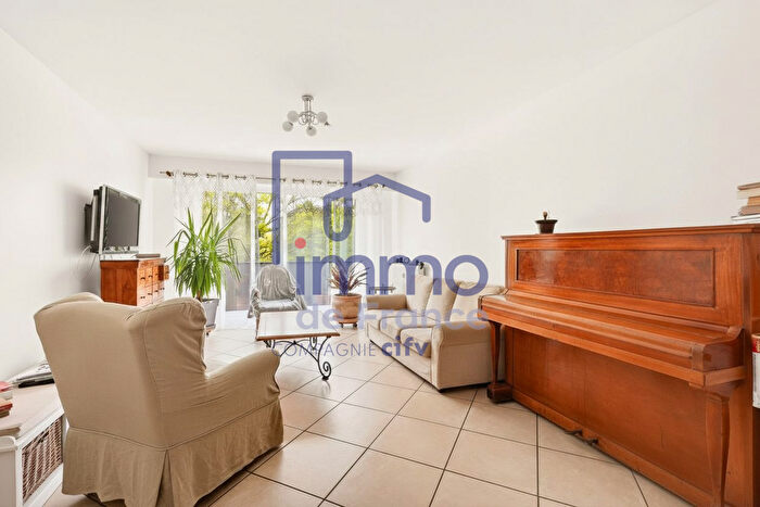 Appartement à vendre - Vénissieux - 5 pièces - 4 chambres