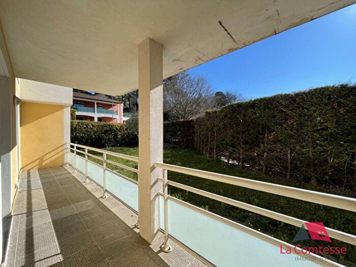 Appartement à louer - Le Charrel-Camp Major-Saint Mître, Aubagne - 2 pièces - 1 chambre