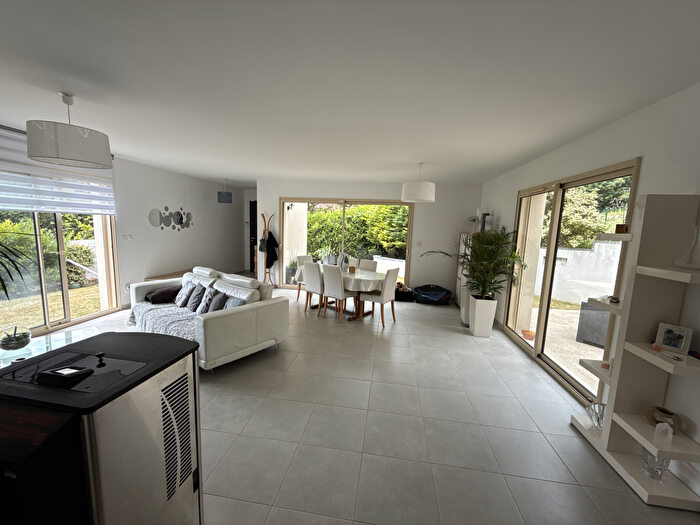 Vaux-sur-Seine : Maison 4 pièces à vendre