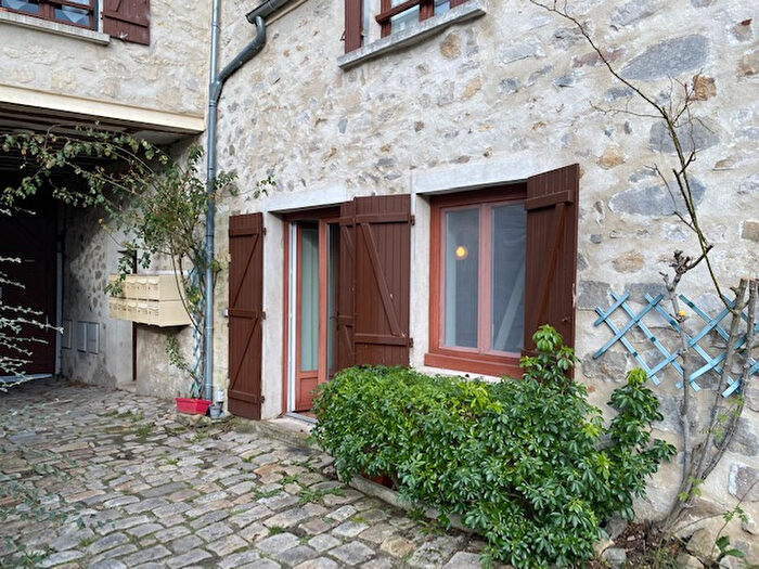 Thiers-sur-Thève : Appartement 1 pièce à louer