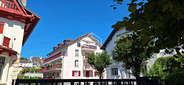 Appartement à louer - Centre, Divonne-les-Bains - 5 pièces - 4 chambres