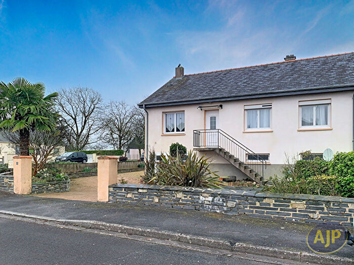 Maison à vendre - Noyant-la-Gravoyère - 5 pièces - 4 chambres