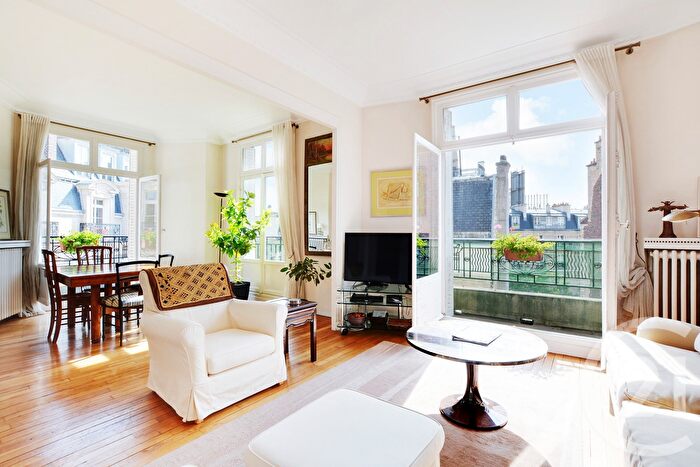 Appartement à vendre - Paris e , Montmartre, Sacré Coeur, Abbesses - 4 pièces - 2 chambres