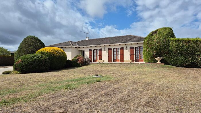 Maison 5 pièces à Montbron, à vendre