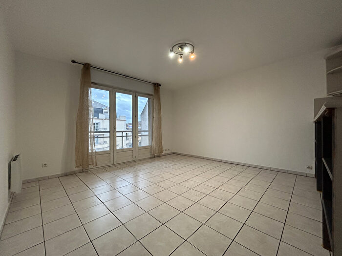 Appartement à louer - Livry-Gargan, Nord - 1 pièce