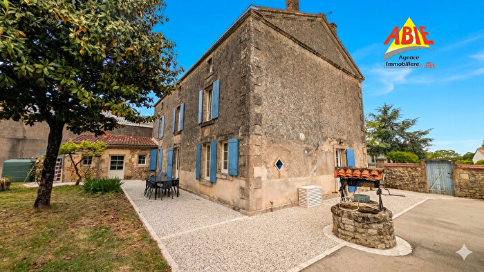 Saint-Hilaire-des-Loges - Maison 8 pièces à vendre