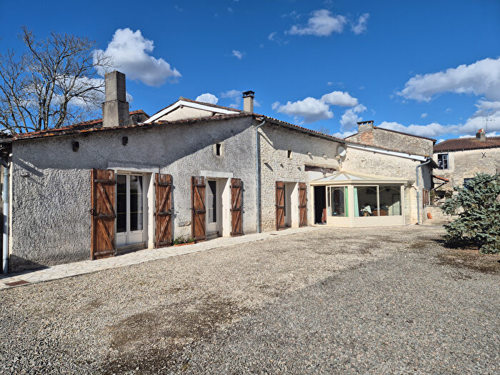 Maison à vendre - Saint-Amant-de-Boixe - 6 pièces - 3 chambres
