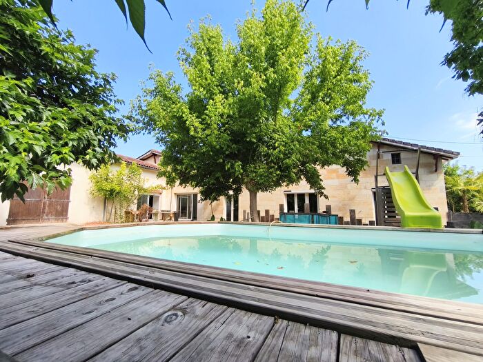 Lussac : Maison 9 pièces à vendre