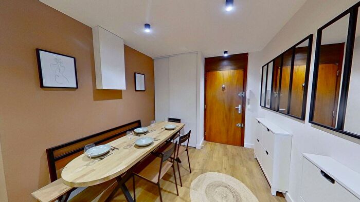 Appartement à louer - Le Bachut, Lyon ème arrondissement - 5 pièces - 2 chambres