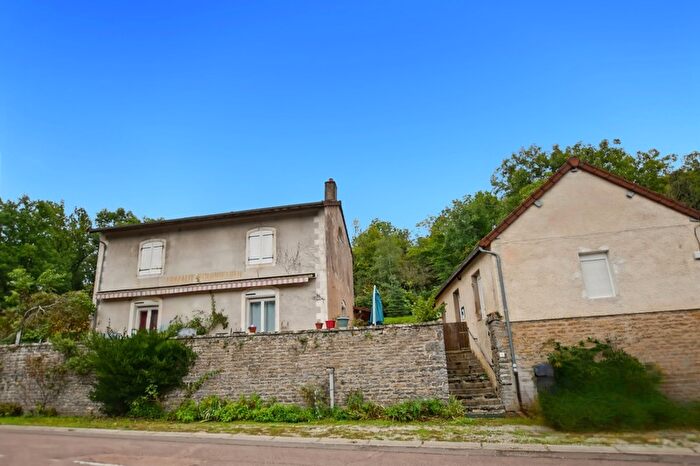 Maison 11 pièces à Saint-Sernin-du-Plain, à vendre