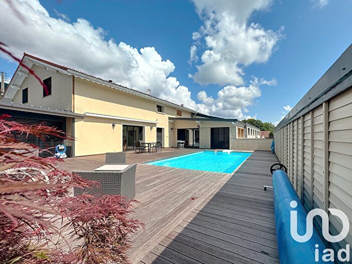 Maison à vendre - Saint-Lupicin - 8 pièces - 4 chambres