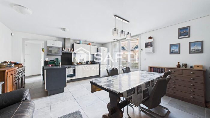 Maison à vendre - Saint-Savinien - 6 pièces - 3 chambres