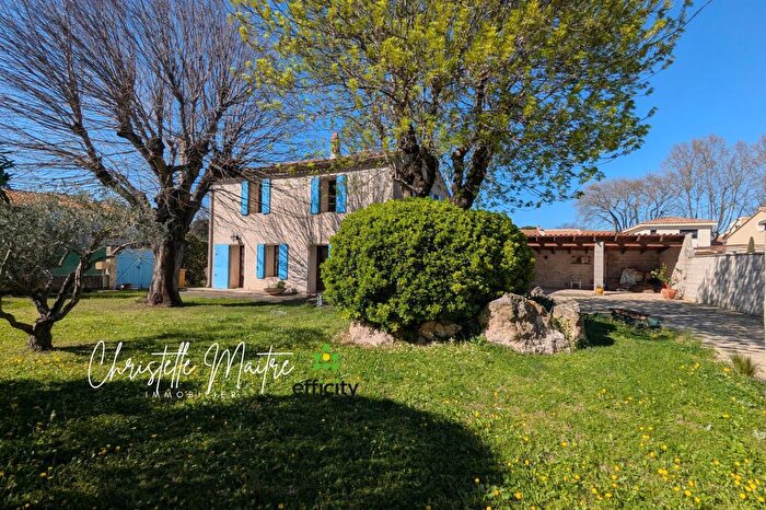 Maison à vendre - Saint-Martin-de-Crau - 7 pièces - 6 chambres