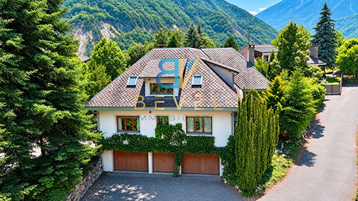 Saint-Jean-de-Maurienne : Maison 8 pièces à vendre