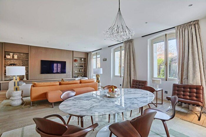 Appartement à louer - Chaillot, Paris ème arrondissement - 4 pièces - 2 chambres