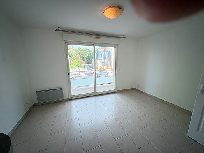 Sainte-Geneviève-des-Bois, Liers, Croix Blanche : Appartement 1 pièce à louer
