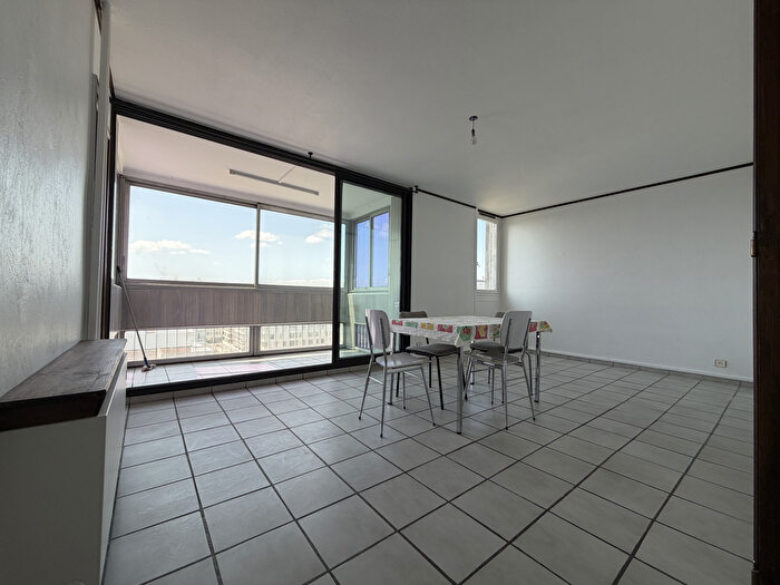 Bron, Bron Piscine, Le Lessivas : Appartement 3 pièces à louer