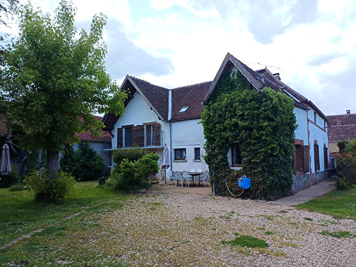 Villeneuve-sur-Yonne : Maison 7 pièces à vendre