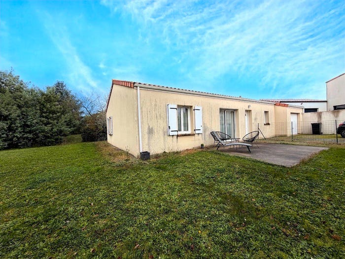 Maison 5 pièces à louer à Aigondigné