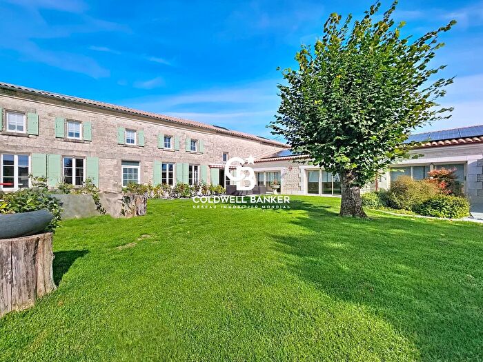 Maison à vendre - Saint-Jean-dAngély - 15 pièces - 9 chambres