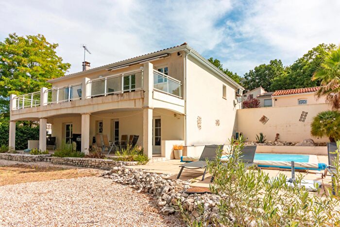 Saint-Même-les-Carrières : Maison 7 pièces à vendre