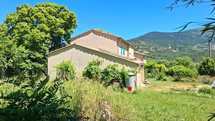 Maison 11 pièces à Mézel, à vendre