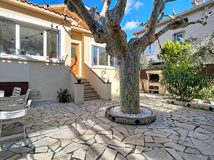 Maison à louer - Marseille e , Montredon - 9 pièces - 5 chambres