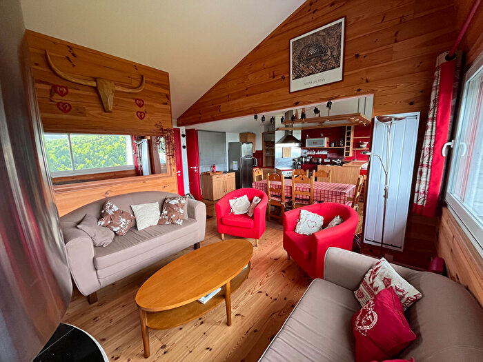 Appartement à vendre - Saint-Jacques-des-Blats - 4 pièces - 3 chambres