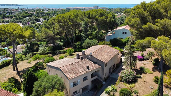 Maison à vendre - Antibes, Antibes-les-Pins, Trianon, Le Fournel, Peyregoue - 10 pièces - 6 chambres