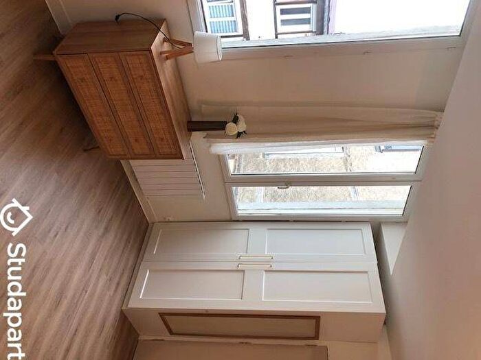 Appartement à louer - Barbâtre-Saint Remy-Verrerie, Reims - 1 pièce - 1 chambre