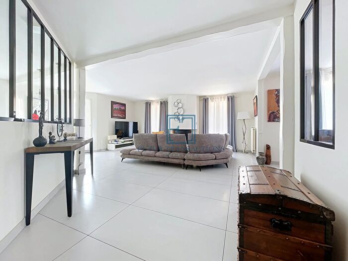 Maison 7 pièces à Le Mesnil-Saint-Denis, à vendre