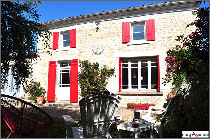 Saint-Georges-de-Longuepierre : Maison 6 pièces à vendre