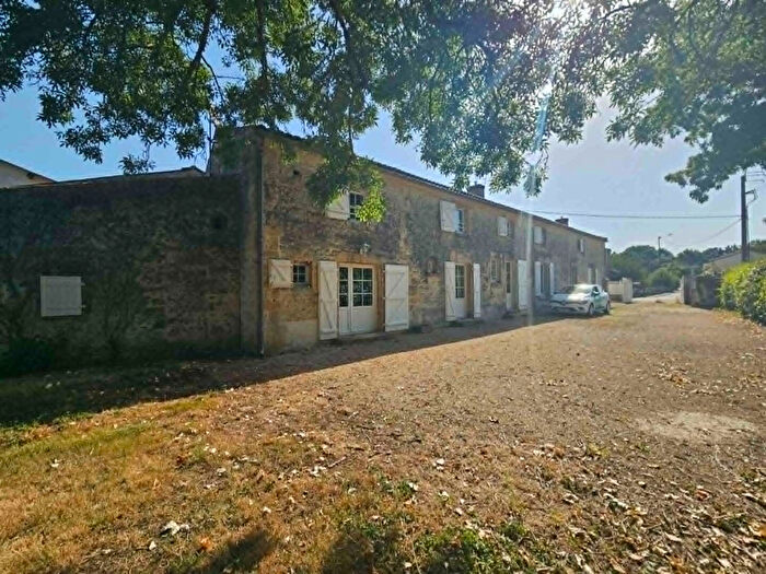 Coulonges-sur-l'Autize : Maison 6 pièces à louer