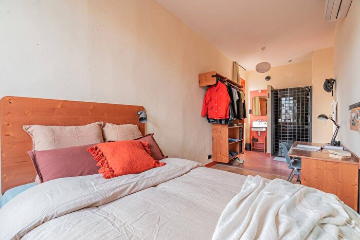 Appartement à louer - Cinq Avenues, Marseille ème arrondissement - 10 pièces - 10 chambres