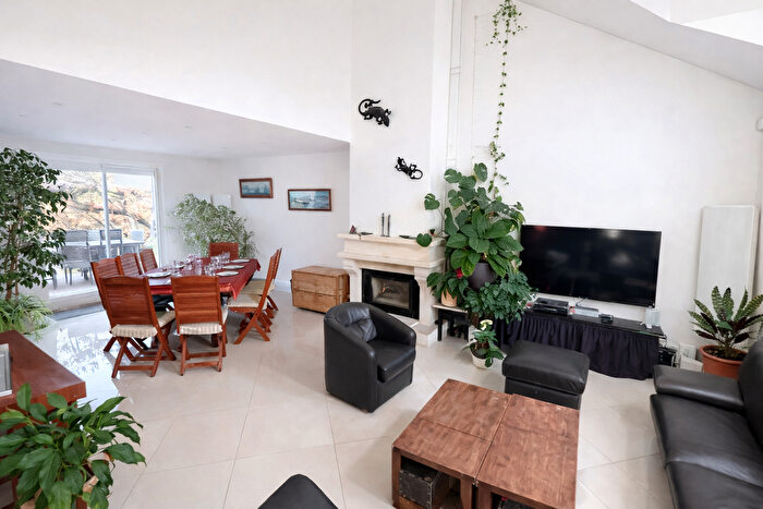 Maison à vendre - Voisins-le-Bretonneux - 7 pièces - 5 chambres